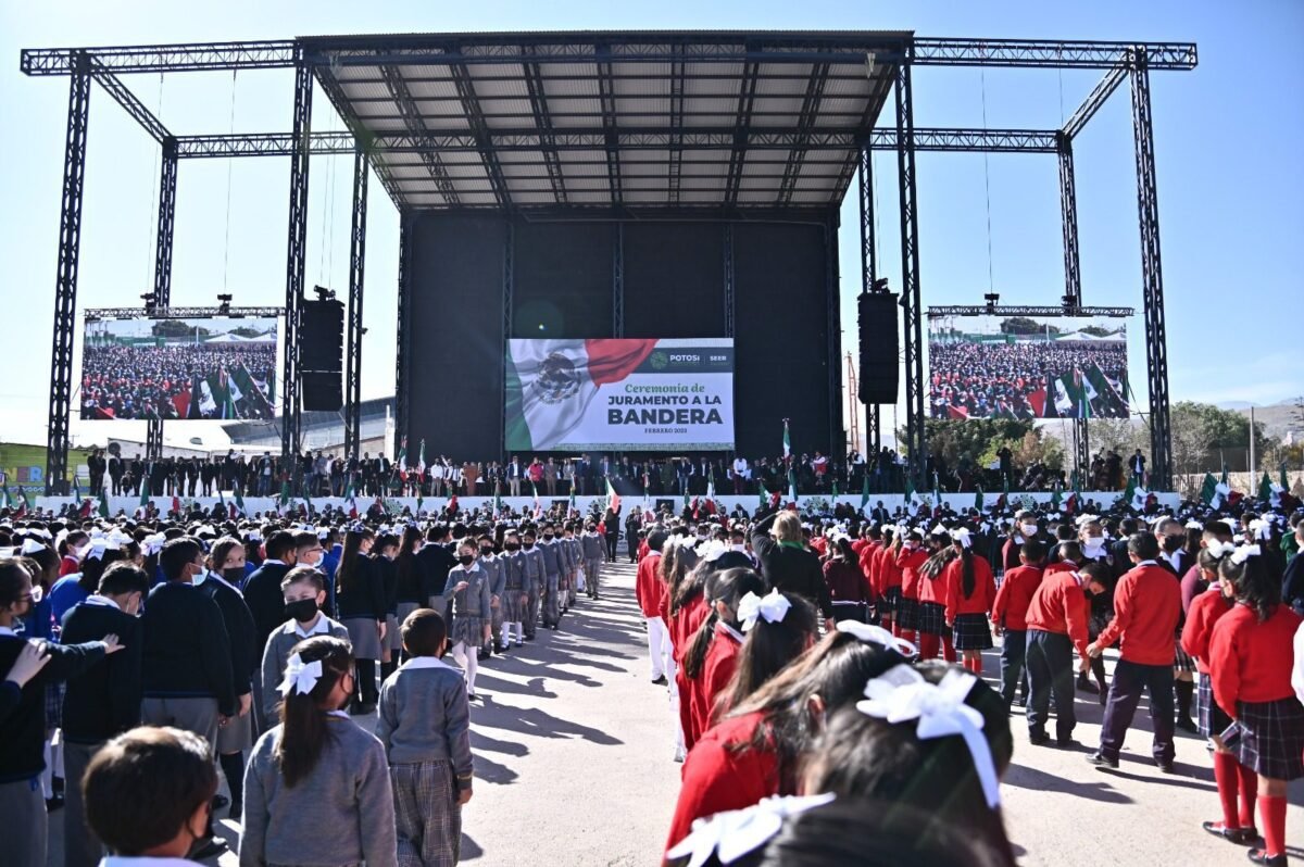 Encabeza SGG juramento de bandera de las y los alumnos de tercer grado ...